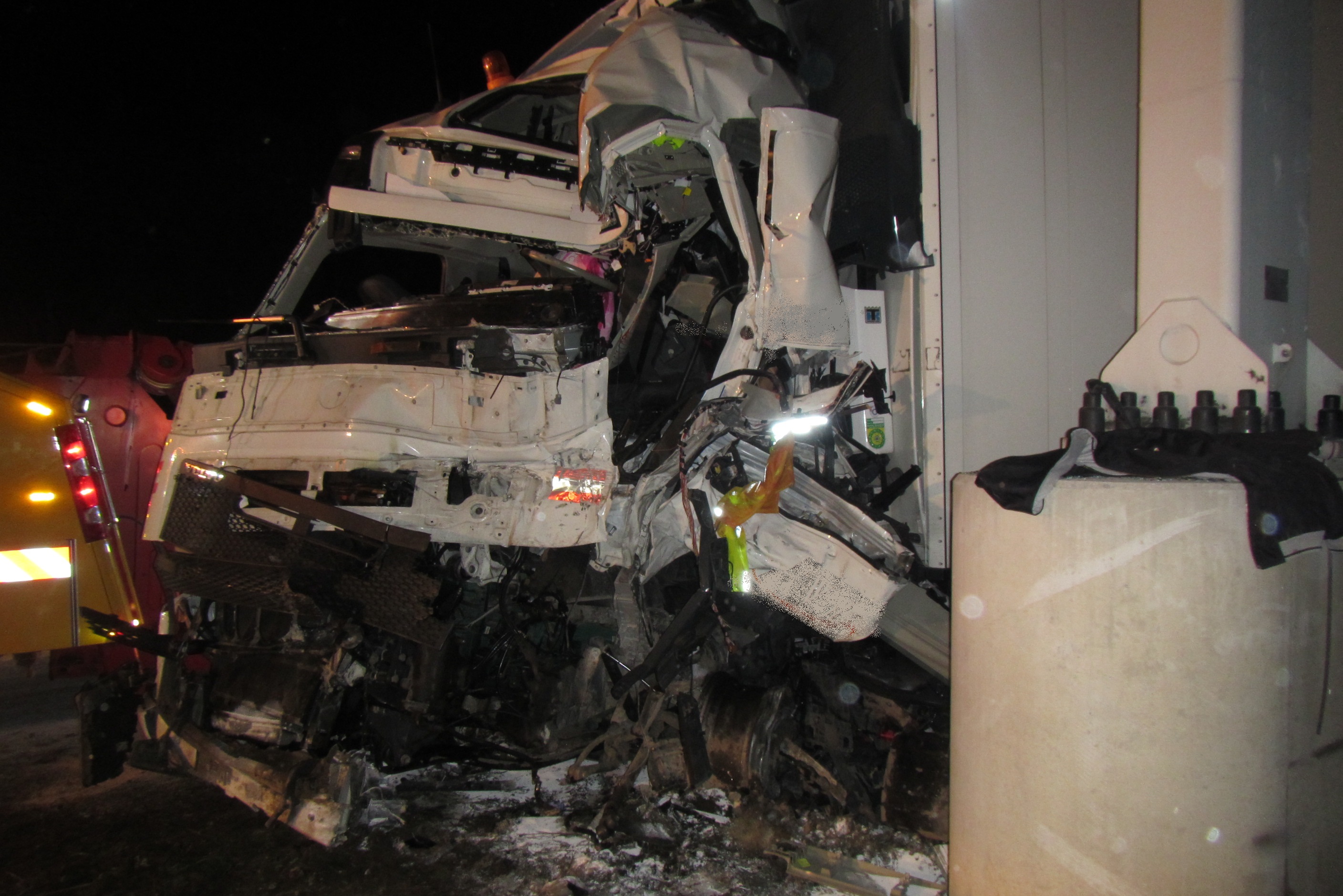 Schwerer Verkehrsunfall mit einem Sattelzug - Katastrophenschutz und Feuerwehr der Stadt Graz